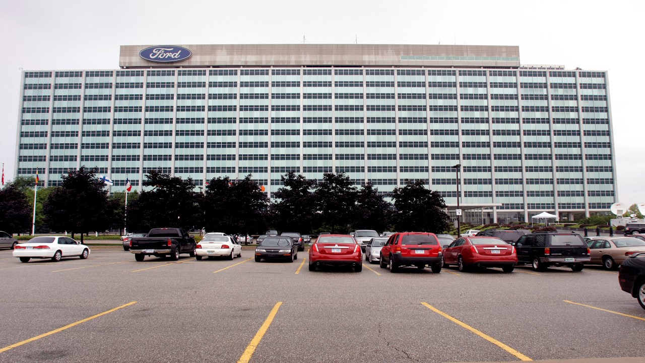 High winds rip 'blue oval' sign off Ford headquarters – Boston 25 News