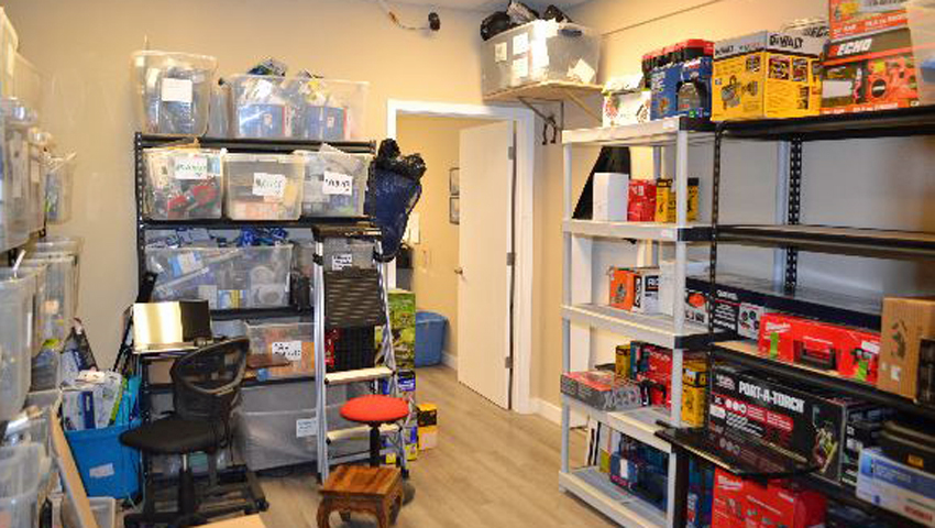 Men arrested, thousands of items seized at Seattle coin shop – KIRO 7 ...