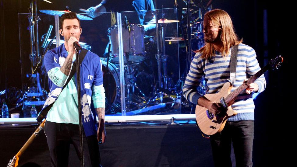 Jimmy Fallon, Maroon 5 pull street performing prank in NYC subway ...