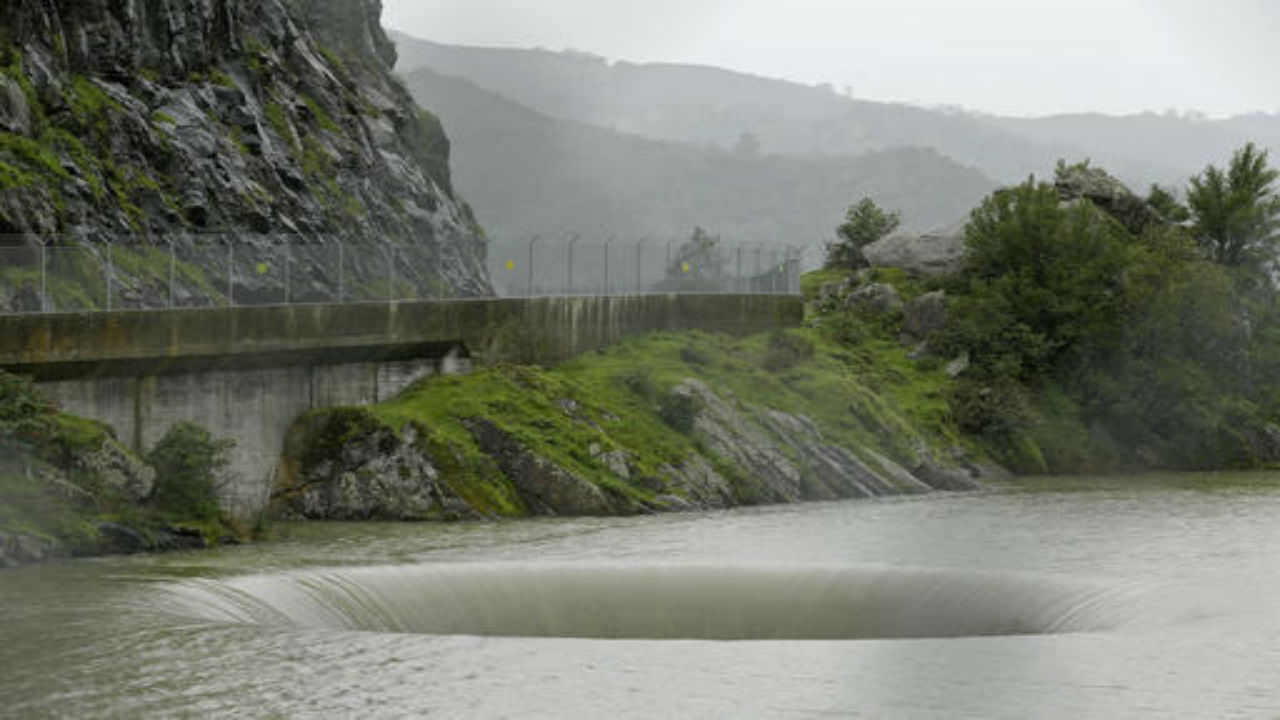 See rare rain drain spectacle on California lake from heavy downpours ...