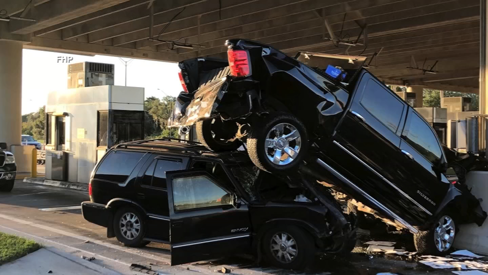 Drowsy driver crashes into toll booth – WPXI