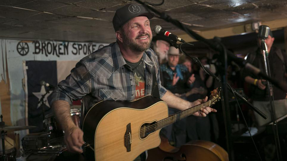 Garth Brooks performs surprise St. Patrick's Day show in Texas – WPXI