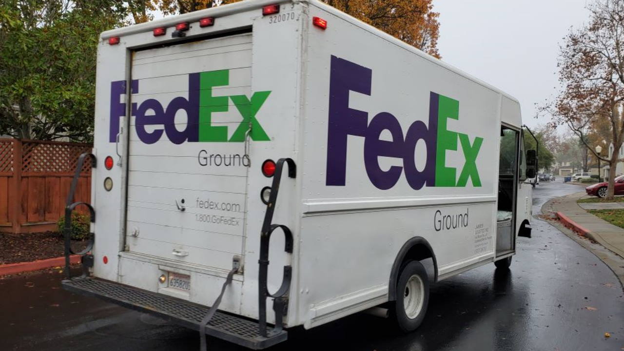 Extra service: Michigan FedEx driver shovels snow off stoop while ...