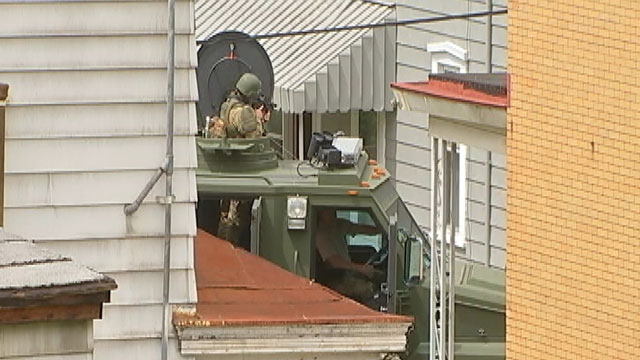 Police surround home in Elliott – WPXI