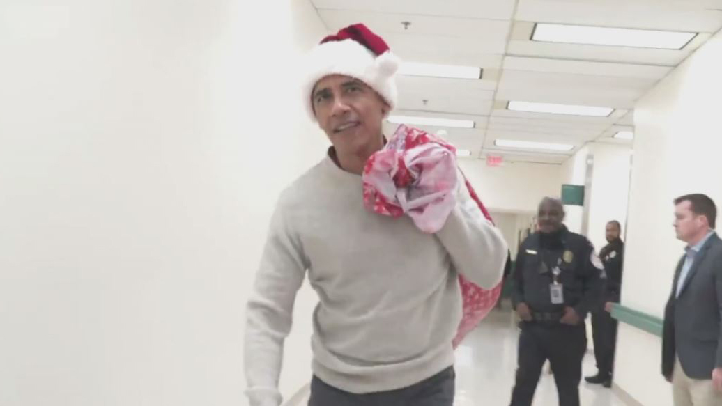 'Obama Claus': Former president plays Santa at DC hospital