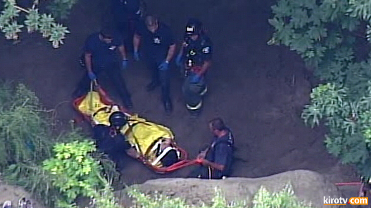 Teen girl falls off Discovery Park cliff – KIRO 7 News Seattle